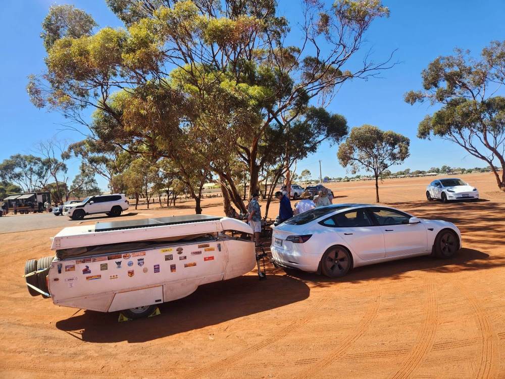 "It was fantastic:" Tesla towing caravan with solar and batteries ...