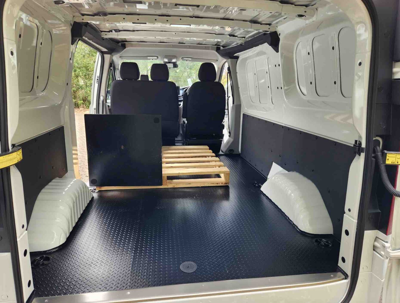 First drive in first one-tonne electric van to arrive in Australia